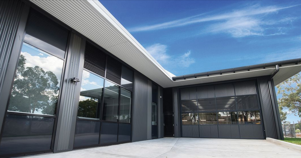 Quikdeck install 4000m2 of metal roofing & architectural walling